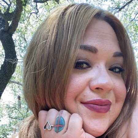 Book Services in Elmendorf, TX with Robyn