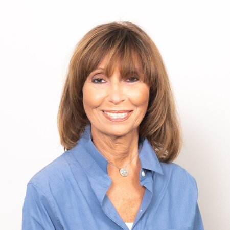 Book Services in Hewlett, NY with Mindy