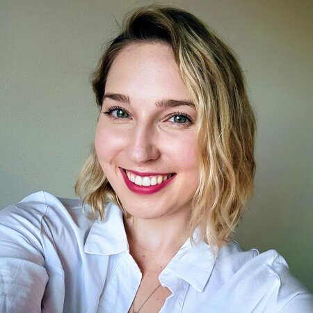 Book Services in Edwardsville, IL with Kelly